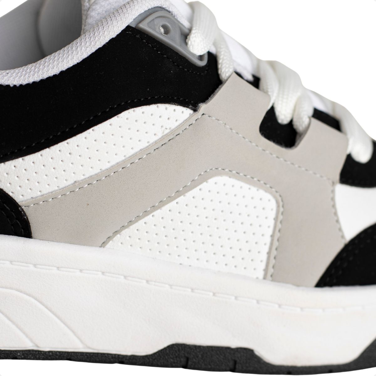 Tênis Jump Strike Preto E Branco